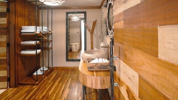 Suite de Luxo, vista para a montanha | Casa de banho | Um polibã, um chuveiro fixo, artigos de higiene pessoal grátis