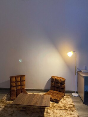 Quarto Triplo Superior, várias camas, varanda, vista para o pátio | Cortinas/cortinados opacos, Wi-fi grátis, roupa de cama fornecida 