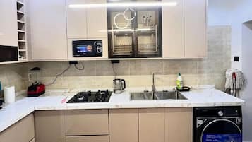 Apartamento econômico, sacada, vista para a cidade | Cozinha privada | Geladeira, micro-ondas, fogão, cooktop
