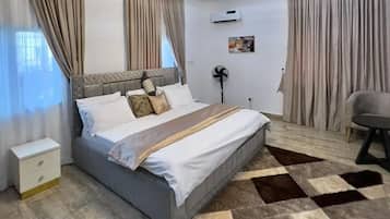 Apartamento econômico, sacada, vista para a cidade | 2 quartos, escrivaninha, espaço de trabalho para notebook