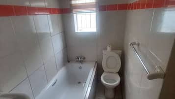 Quarto Duplo ou Twin Comfort, Vista para a cidade | Casa de banho | Um polibã e uma banheira separados, um secador de cabelo