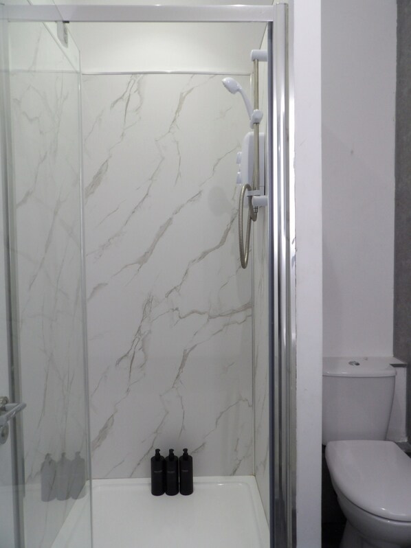 Apartamento | Casa de banho | Um polibã, um secador de cabelo, toalhas fornecidas, papel higiénico 