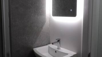 Um polibã, um secador de cabelo, toalhas fornecidas, papel higiénico