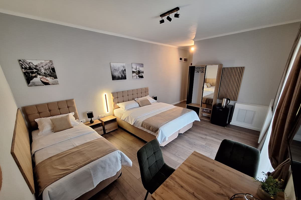 Quarto Triplo Superior, vista para o jardim | 2 quartos, cortinas/cortinados opacos, ferro/tábua de engomar