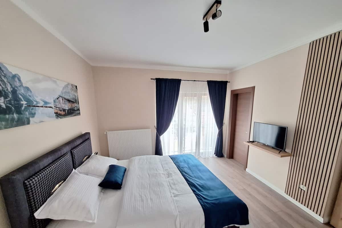 Quarto Duplo Superior, varanda | 2 quartos, cortinas/cortinados opacos, ferro/tábua de engomar