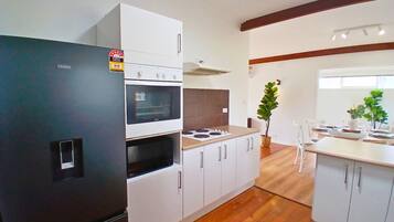 Um frigorífico/congelador grande, um micro-ondas, um forno