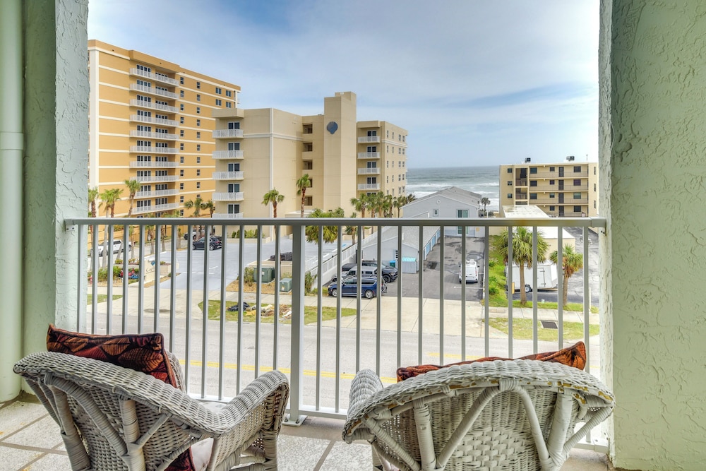 Walk To Coast: Condo In Daytona Beach Shores! - Port Orange, FL