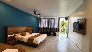 Quarto casal ou duplo luxo, sacada, vista para a montanha | Escrivaninha, quartos à prova de som, Wi-Fi de cortesia, roupa de cama