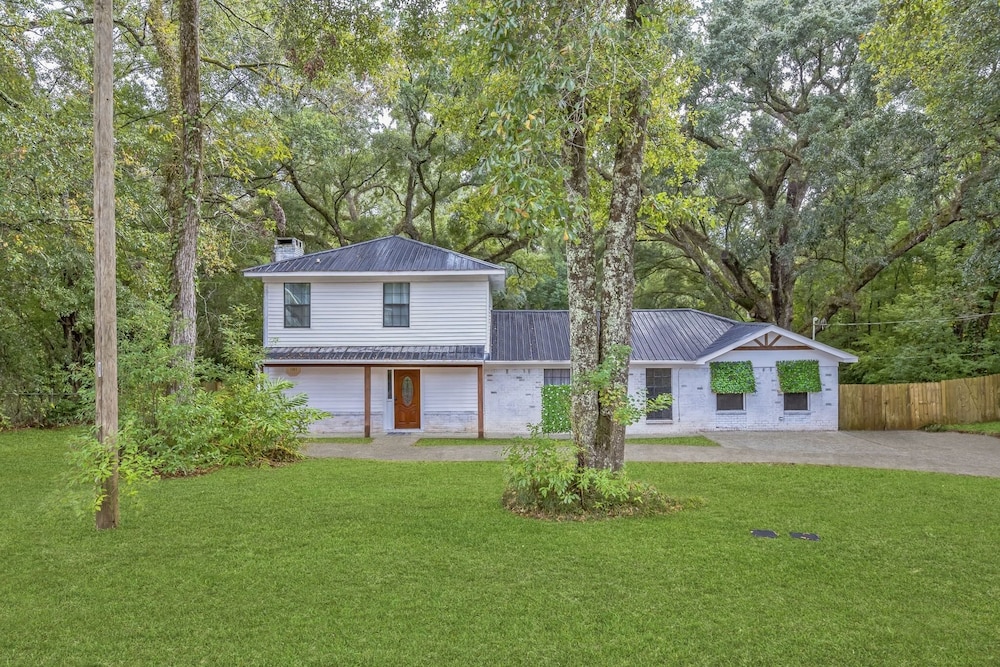 Serene Oasis In Daphne: Cozy Home With Giant Oaks 4 Bedroom Home - Daphne, AL