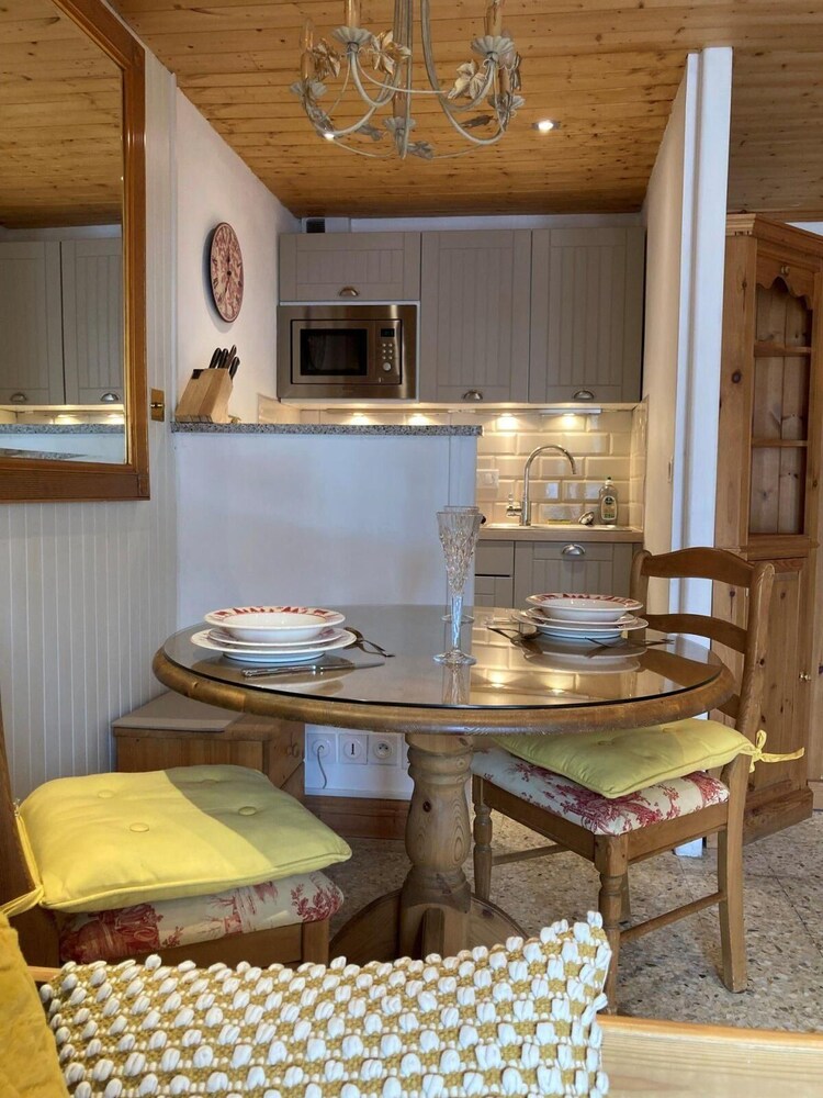 Wifi, 50m from ski slopes, 2nd floor, balcony, parking, tv, ski locker ...