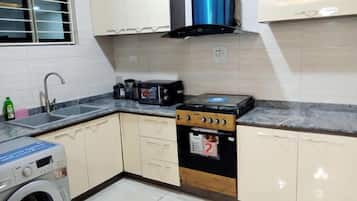Apartamento econômico, sacada, vista para a cidade | Cozinha privada | Geladeira, micro-ondas, fogão, cooktop