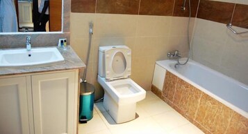 Apartamento econômico, sacada, vista para a cidade | Banheiro | Toalhas de banho, sabonete, shampoo, papel higiênico