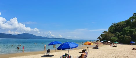 Na praia, areia branca