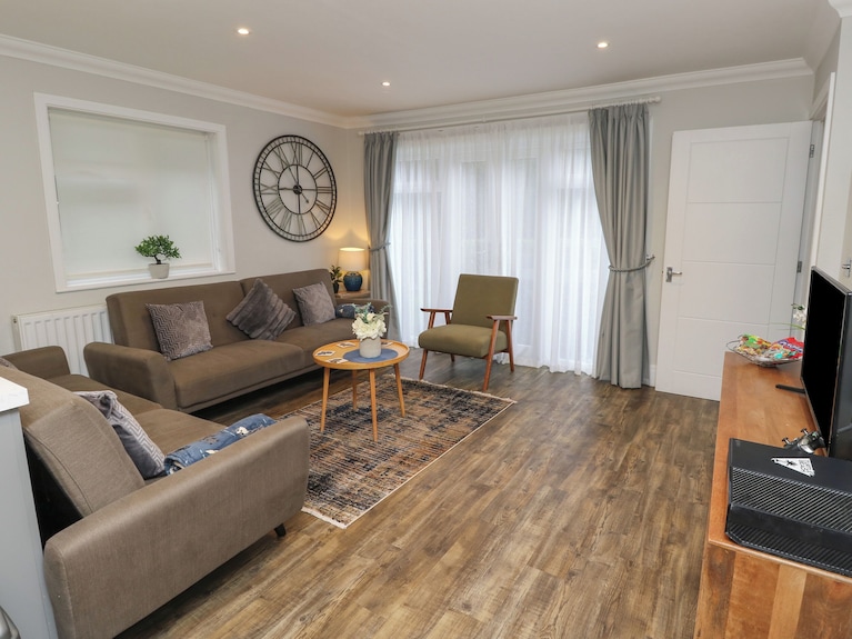 Rookley Lake Cottage, Pet Friendly, With Pool In Godshill - Hampshire