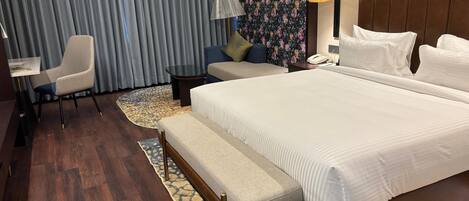 Quarto casal ou duplo luxo | Camas com colchões de espuma com sistema de memória, escrivaninha