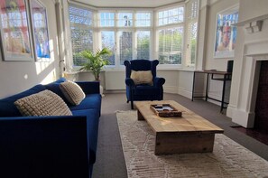 Apartamento | Sala de estar | Televisor, lareira 