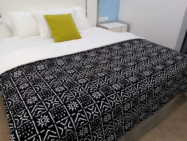 Quarto casal luxo, varanda | Cofres nos quartos, escrivaninha, espaço de trabalho para notebook