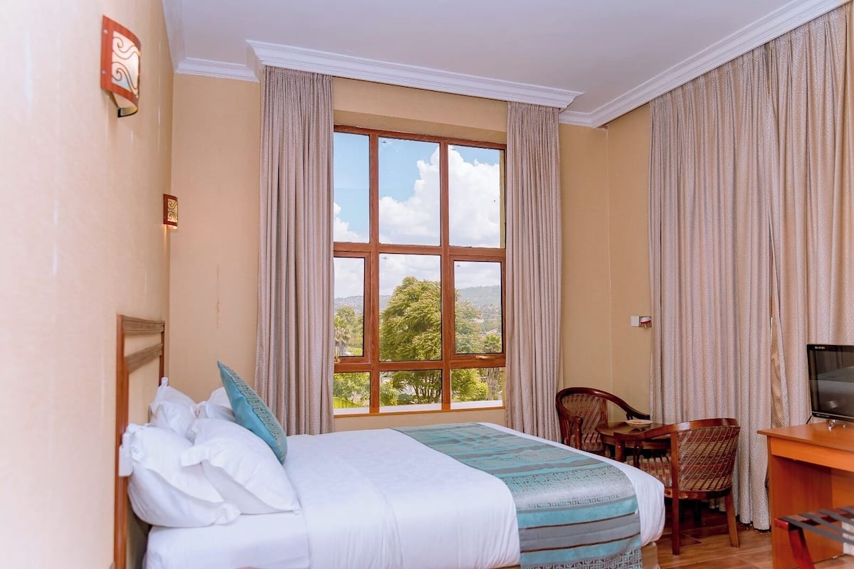 Quarto solteiro luxo, vista para a cidade | 1 quarto, cofres nos quartos, escrivaninha
