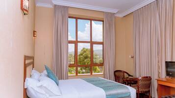 Quarto Individual Deluxe, Vista para a cidade | Cofre no quarto, secretária