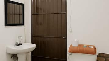 Quarto triplo superior | Banheiro | Chuveiro, toalhas de banho, sabonete, shampoo
