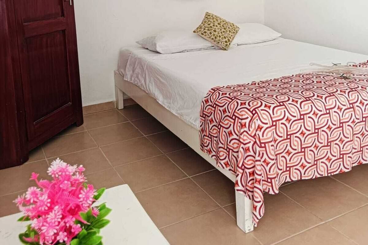 Quarto Básico, 2 camas de casal, kitchenette, vista para o pátio | Wi-fi grátis