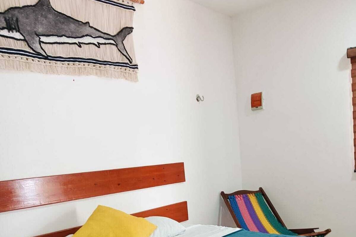 Quarto Básico, 1 cama king-size, kitchenette, vista para o pátio | Wi-fi grátis