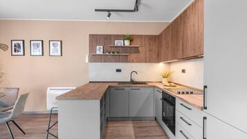 Vila | Cozinha privada | Chaleira elétrica, torradeira, talheres/pratos/utensílios de cozinha