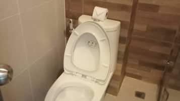 Quarto casal standard, sacada | Banheiro | Roupões de banho