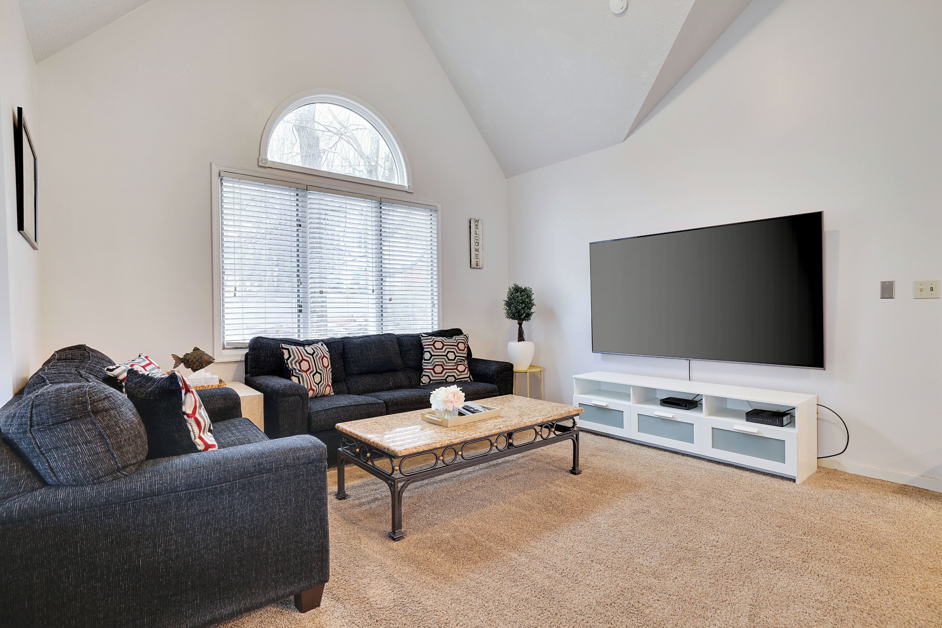 Ski & Lake Retreat: Spacious Home For Families - Lake Harmony, PA