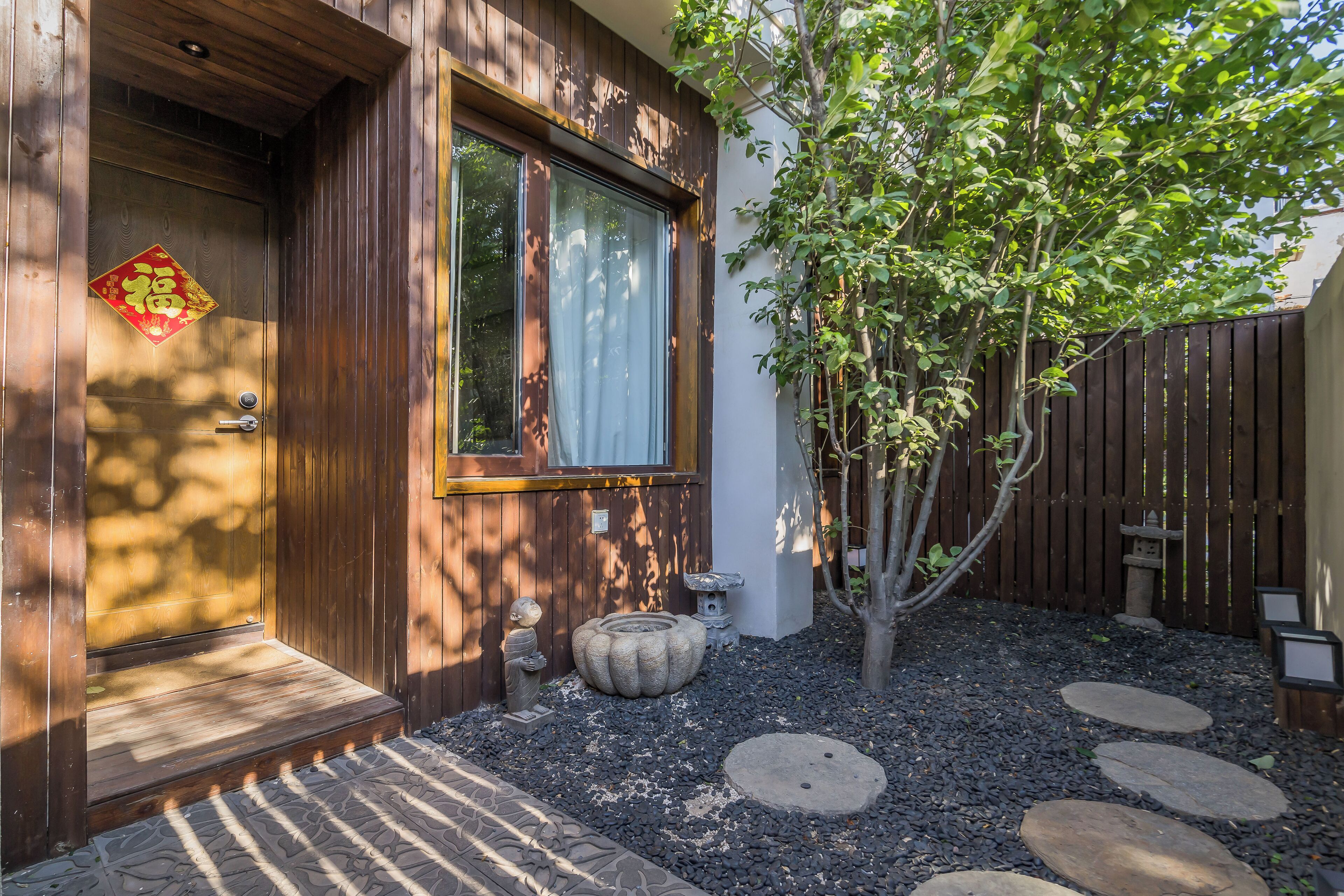 Quarto Superior, lanai (alpendre havaiano), vista para o pátio | Vista para o pátio