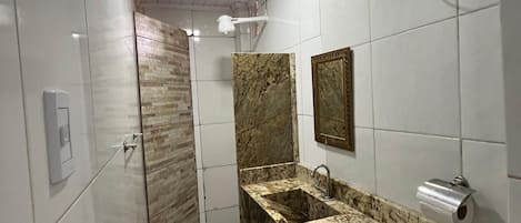 Quarto Quádruplo Standard | Casa de banho | Um polibã, toalhas fornecidas, sabão, papel higiénico