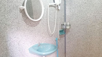 Estúdio básico | Banheiro | Chuveiro, secador de cabelo, toalhas de banho, sabonete