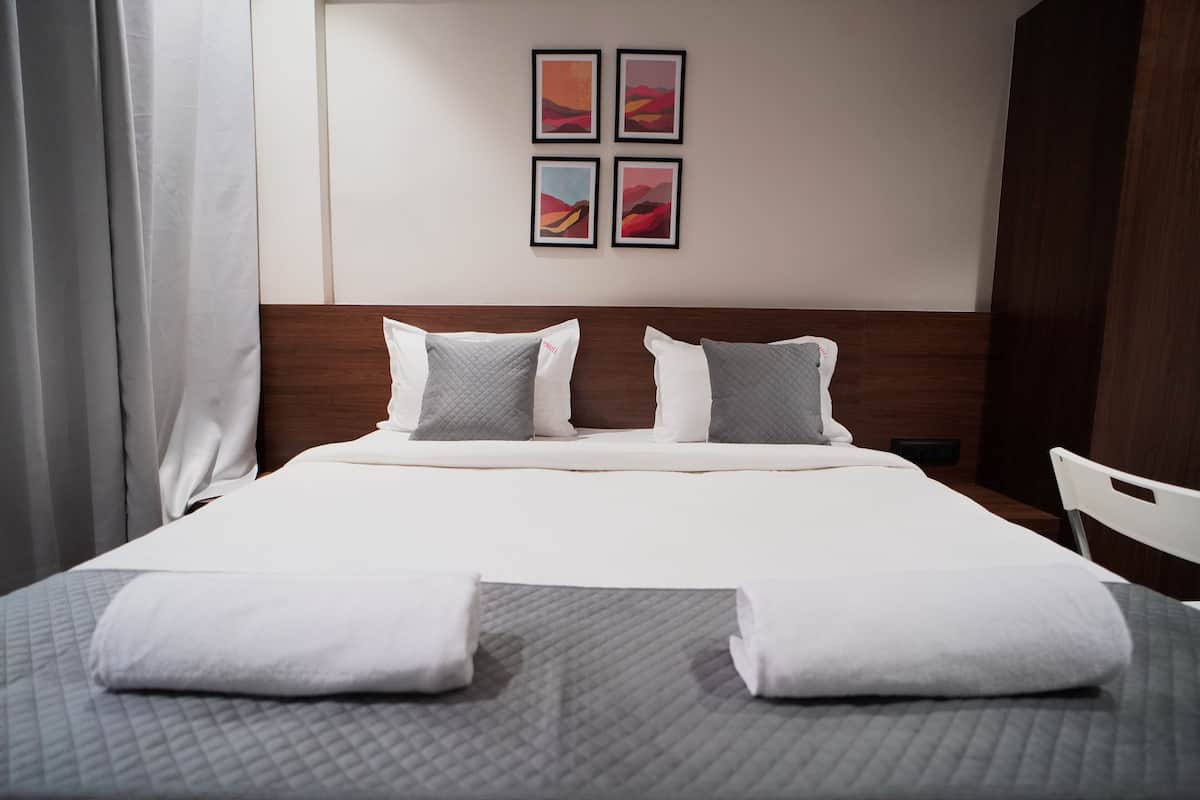 Quarto Standard, 1 cama queen-size, não fumadores, Vista para a cidade | Wi-fi grátis, roupa de cama fornecida
