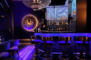3 bares/lounges 