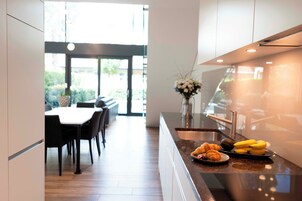 2 Bedroom Suite | Cozinha privada | Um frigorífico, um micro-ondas, um forno, uma placa de cozinha 