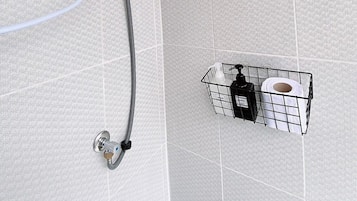 Quarto casal luxo, vista para a cidade | Banheiro | Chuveiro, secador de cabelo, toalhas de banho, sabonete