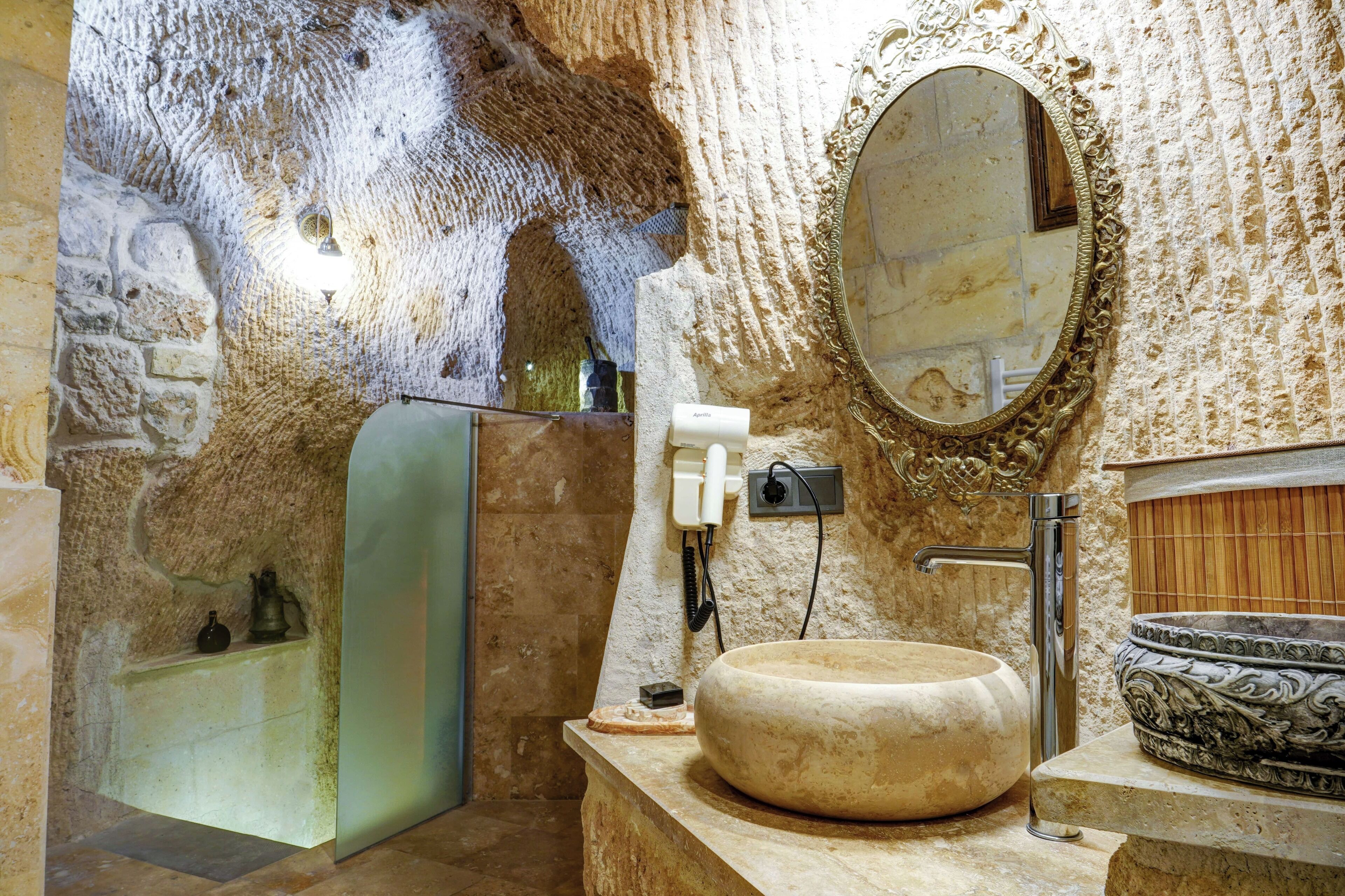Quarto casal luxo, 1 cama King, acesso à piscina, vista para a piscina | Banheiro | Chuveiro, secador de cabelo, roupões de banho, chinelos
