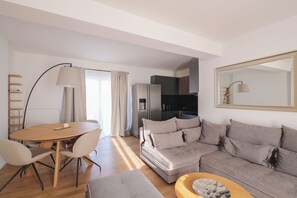 Penthouse Exclusiva, Vista para a cidade | Sala de estar | Smart TV de 12 polegadas com canais por cabo 