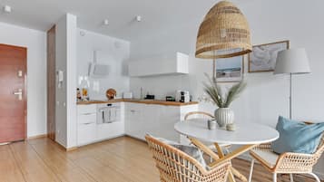 Apartamento design | Cozinha americana privada | Geladeira, cooktop, cafeteira/chaleira, chaleira elétrica