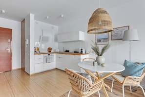 Apartamento Design | Kitchenette privada | Um frigorífico, uma placa de cozinha, uma cafeteira/bule 
