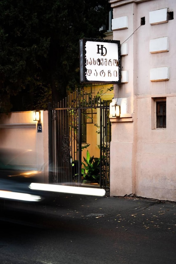 Quarto Clássico com Cama de Casal, 1 quarto, não fumadores, vista para o pátio | Vista para a rua