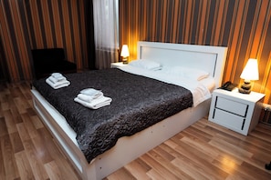 Quarto Clássico com Cama de Casal, 1 quarto, não fumadores, vista para o pátio | Secretária, secretária adequada para computadores portáteis