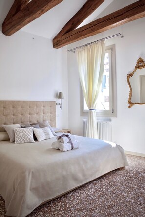 Quarto clássico, vista para a cidade | Cofres nos quartos, quartos à prova de som, Wi-Fi de cortesia