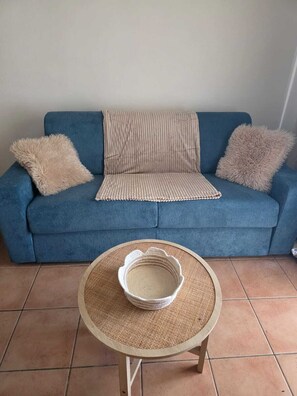 Apartamento Comfort, 1 quarto, polibã adaptado para cadeiras de rodas | Sala de estar | TV de ecrã plano 