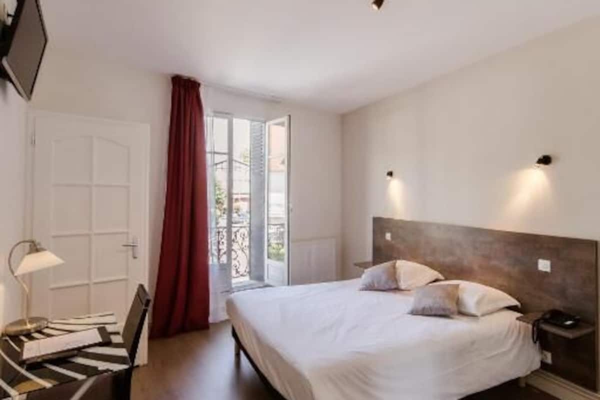 Suite Superior | Secretária, secretária adequada para computadores portáteis