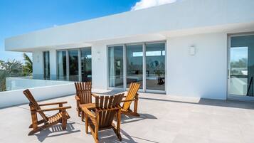 Vila, várias camas, acesso à piscina, vista para o oceano (Beach Villa 5) | Terraço/pátio