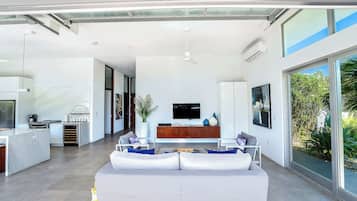 Villa, várias camas, acesso à piscina, vista para o oceano (Beach Villa 7) | Sala de estar | Base para leitor de MP3
