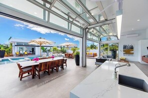 Villa, várias camas, acesso à piscina, vista para o oceano (Seaside Villa 10) | Refeições ao ar livre
