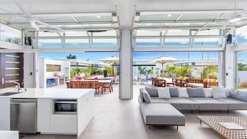 Villa, várias camas, acesso à piscina, vista para o oceano (Seaside Villa 10) | Sala de estar | Base para leitor de MP3