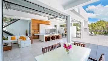 Villa, várias camas, acesso à piscina, vista para o oceano (Oceanside Villa 2 ) | Interior